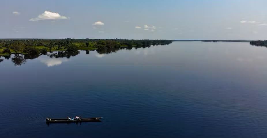 El río Ruki, de aguas negras del Congo, es un importante transportador ...